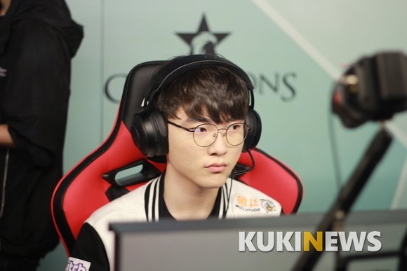 [롤챔스] 스플릿 진수 선보인 SKT, 통신사더비 3세트 역전승…단독1위로 1R 마무리 : 네이트 스포츠