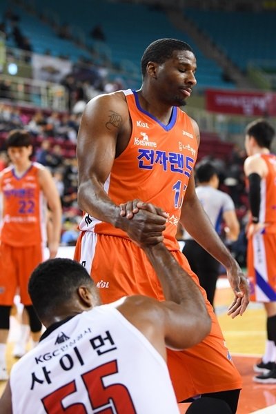 [in스타디움] '복덩이' 브라운, KGC전 7연패도 끊었다 : 네이트 스포츠