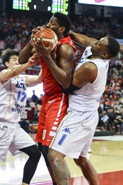 '메이스 32득점' SK, KCC 꺾고 2연승…챔프전까지 1승 : 네이트 스포츠