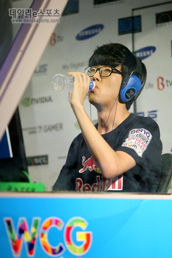 [포토] WCG 8강 진출한 원이삭, 음료수 '원샷' : 네이트 스포츠