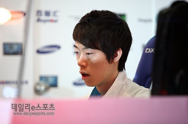 [WCG 2012] 장재호, 공성 유닛 앞세워 리샤오펑 압박하며 1세트 승리 : 네이트 스포츠