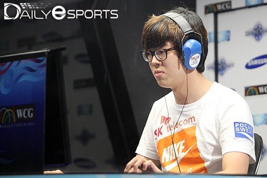[WCG 2013] '금메달리스트' 원이삭, 팀 동료 정윤종 완파하고 4강 : 네이트 스포츠