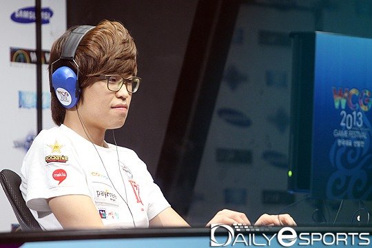 [WCG 2013] 웅진 김민철 '3연속 태극마크' 노리던 이정훈 완파! 4강 : 네이트 스포츠