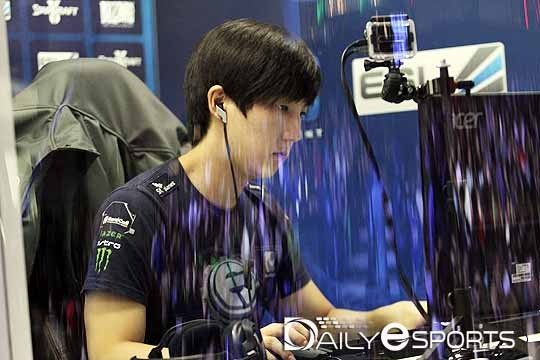 [WCS S2 파이널] EG 이제동, 2대1로 장민철 꺾고 가장 먼저 8강 : 네이트 스포츠