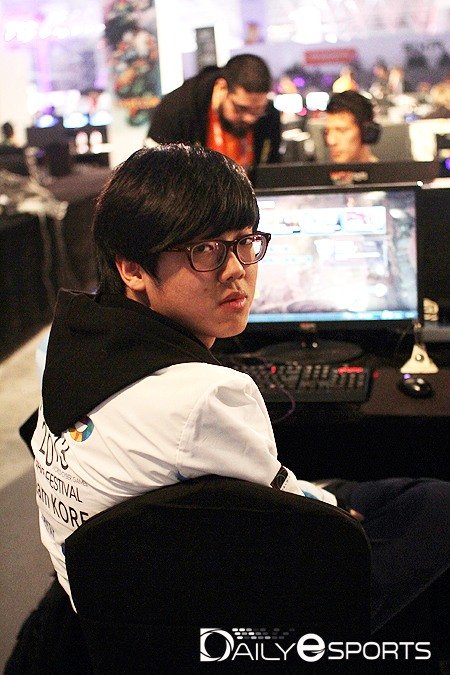 [WCG 2013] SK텔레콤 원이삭, 홍콩 선수에게 1패 뒤 역전승 : 네이트 스포츠