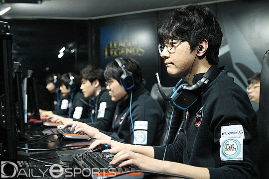 [롤챔스] CJ, '페이커 말리기' 작전 성공! SKT에 2대0 완승 : 네이트 스포츠