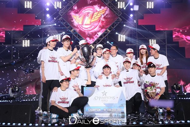 [포토] 롤챔스 최다 우승 코치 김정균 '두 손 브이' : 네이트 스포츠