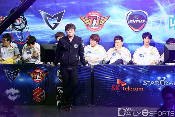 [포토] MVP 이형섭 감독 "SKT 에이스 나와!" : 네이트 스포츠