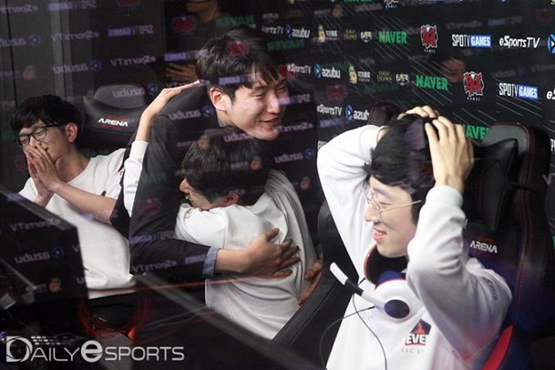 [포토] ESC 김가람 감독, KeSPA컵 4강행 포옹 : 네이트 스포츠