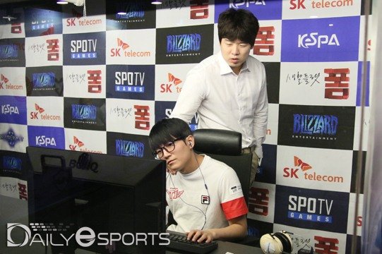 [포토] 김준혁 긴장 풀어주는 SKT 최연성 감독 : 네이트 스포츠