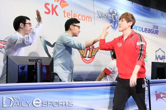 [포토] SKT 김도우의 당당한 하이파이브 : 네이트 스포츠