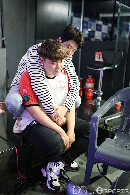 [포토] SKT 최연성 감독 '백허그 조언' : 네이트 스포츠