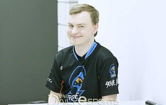 [포토] 로그 'TviQ' 케빈 린스트롬 '승리의 미소' : 네이트 스포츠