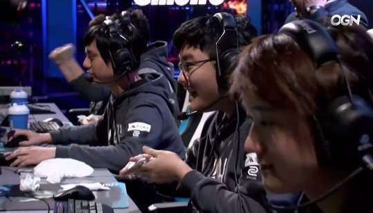 [IEM 월드 챔피언십] 플래시 울브즈, 교전 한 방으로 H2k 무너뜨리고 1-1! : 네이트 스포츠