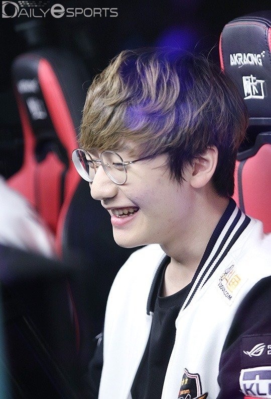 SKT '피넛' 한왕호, 롤챔스 사상 첫 4회 연속 결승 진출 : 네이트 스포츠