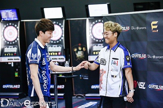 [포토] VSL 4강서 만난 최민석-손현준 '우정의 터치' : 네이트 스포츠