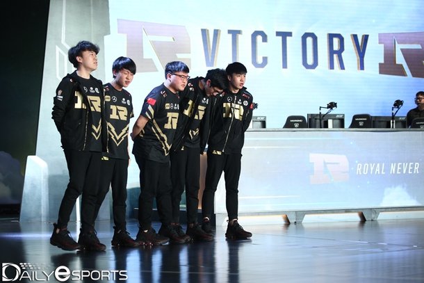 [포토] 롤드컵 2연승 RNG, 8강행 '파란불' : 네이트 스포츠