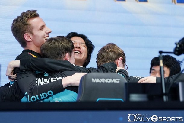 [포토] 롤드컵 16강 3승 C9 'RNG 잡았다' : 네이트 스포츠