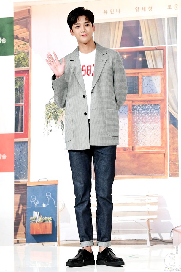 [1년 HD] "키 190cm, 10등신"…로운, 장신돌 | 아이돌24시 : 네이트 연예