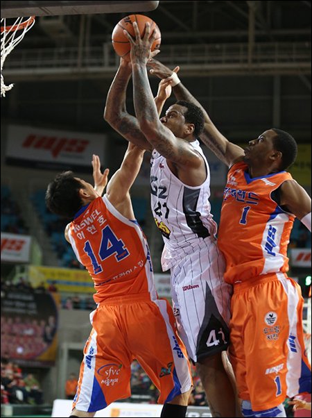 KBL '12분 쿼터제' 유보…졸속 정책 말로 : 네이트 스포츠