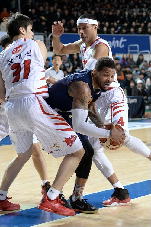 '무조건 총력전' 3위 떨게하는 6위 동부의 존재 : 네이트 스포츠