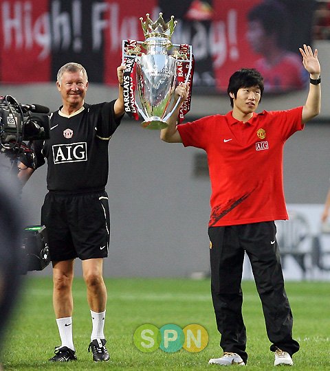 [포토] 박지성 "이게 바로 EPL 우승 트로피랍니다" : 네이트 스포츠