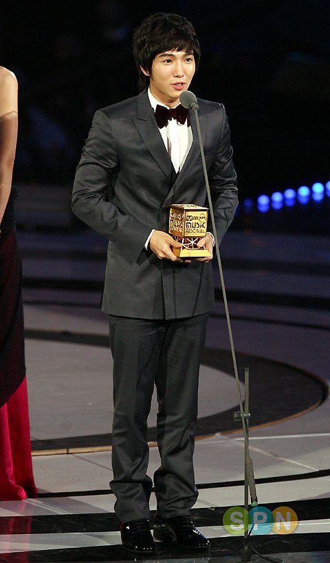 [포토]김종욱&SG워너비, 'MKMF OST상 수상!' : 네이트 뉴스