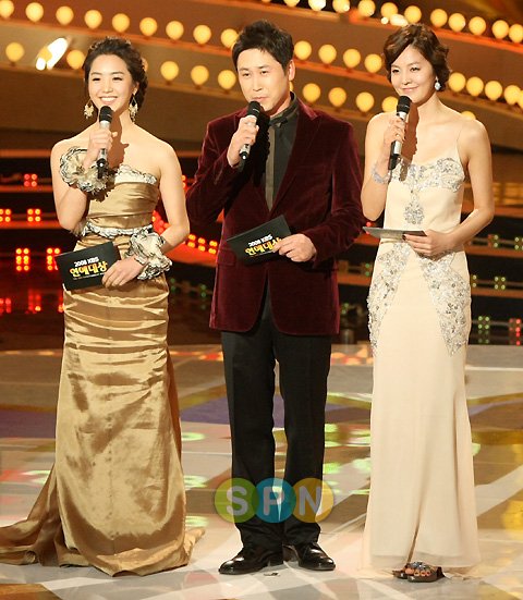 [포토]이지애-신동엽-김성은, 'KBS 연예대상 사회 맡았어요' : 네이트 뉴스