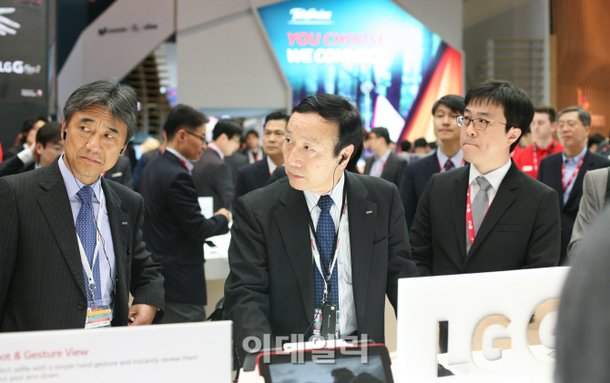 [MWC 2015][포토]LG전자 부스 찾은 日 NTT도코모 사장 : 네이트 뉴스