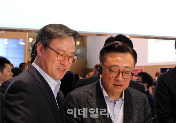 [MWC 2016] 장동현 SKT 사장과 고동진 삼성전자 사장 : 네이트 뉴스