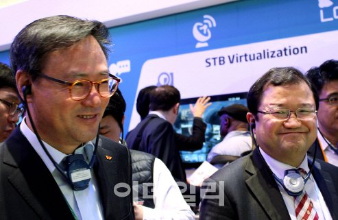 [MWC 2016] 미소짓는 최재유 차관 : 네이트 뉴스