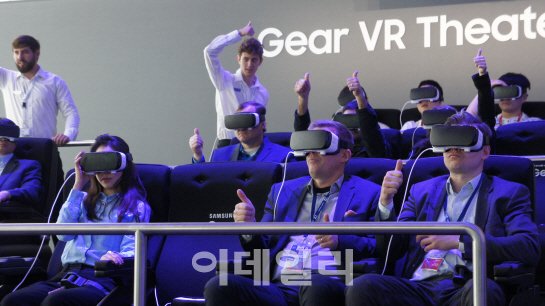 [MWC 2016]"내일은 주인공"…'조연' VR·주변기기의 습격 : 네이트 뉴스