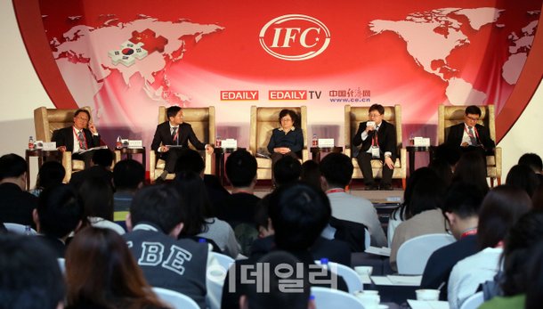 [IFC 2016 포토]토론하는 관타오 중국금융 40인 논단 연구원 : 네이트 뉴스