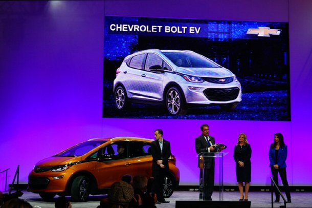 [2017 디트로이트] 쉐보레, 1회 충전 시 383km를 달릴 수 있는 볼트 EV 전시 : 네이트 뉴스