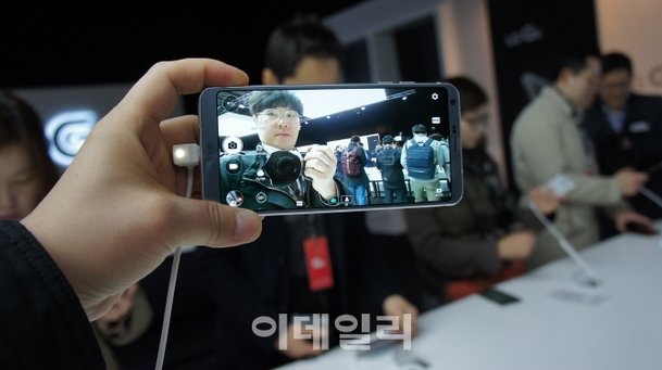 [MWC 2017]LG 'G6' 광각 전면카메라로 넓게 찍는 '셀피' : 네이트 뉴스