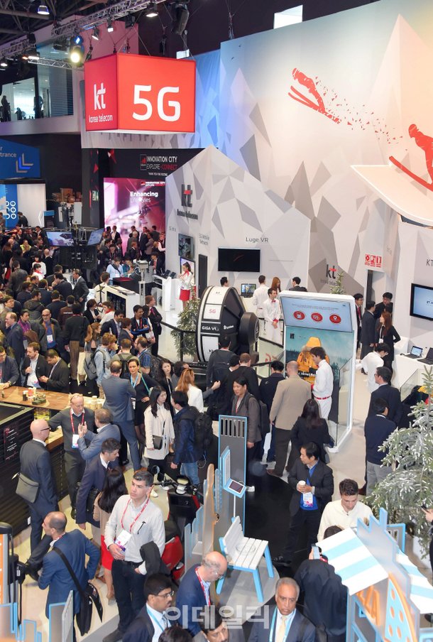[포토]2017 MWC, '북적이는 KT 전시장' : 네이트 뉴스