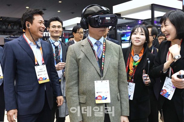 [포토]이효성 방송통신위원장 MWC SK텔레콤방문 : 네이트 뉴스