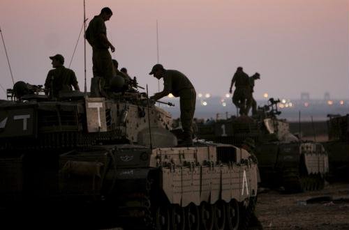 ISRAELI SOLDIERS PREPARE TANK AT MEFALSIM STAGING AREA NEXT TO GAZA ...