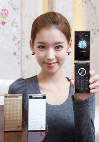 스카이, "01X 번호를 지켜라!" 럭셔리 2G폰 출시 : 네이트 뉴스