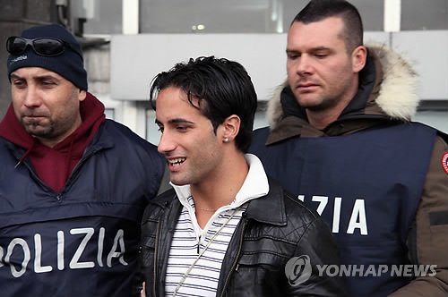 ITALY SOCCER PITCH-INVADER FALCO : 네이트 뉴스