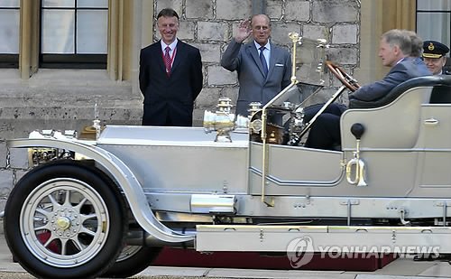 BRITAIN DUKE OF EDINBURGH REVIEWS ROLLS ROYCE CAVALCADE : 네이트 뉴스