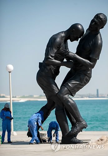 QATAR SOCCER HEAD-BUTT STATUTE : 네이트 뉴스