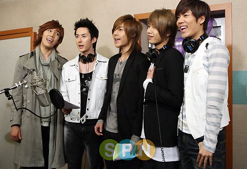 [포토]SS501, '이 노래 듣고 행복한 미소 지어요~' : 네이트 연예