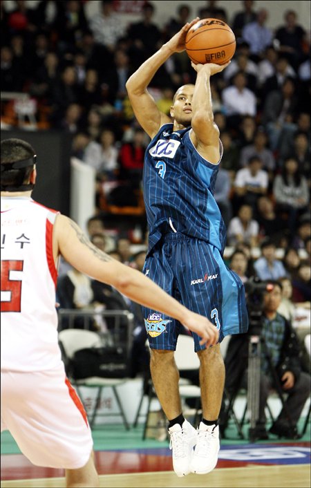 '3점포 10방' KCC, SK에 20점차 대승…공동 4위 도약 : 네이트 스포츠