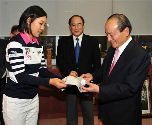 'KLPGA 올해의 선수' 서희경, 모교 건국대에 아름다운 기부 : 네이트 스포츠