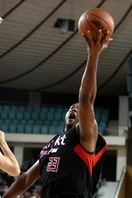 KT, KCC 접전 끝 제압…선두 모비스에 반경기차 추격 : 네이트 스포츠