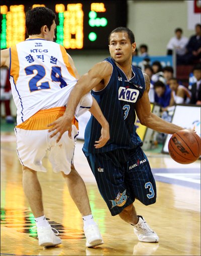 '브랜드 23득점' KCC, KT&G에 15점차 대승…원정 6연승 : 네이트 스포츠