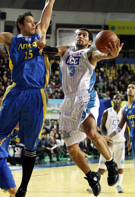 '전태풍 22득점' KCC, 삼성 꺾고 6강 PO 2연승…4강행 눈앞 : 네이트 스포츠