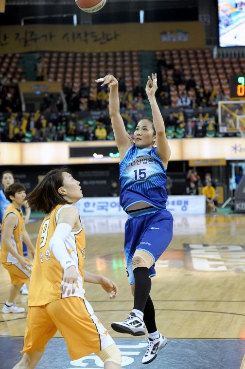 '신정자 대활약' KDB생명, KB 꺾고 'PO승부 4차전으로' : 네이트 스포츠