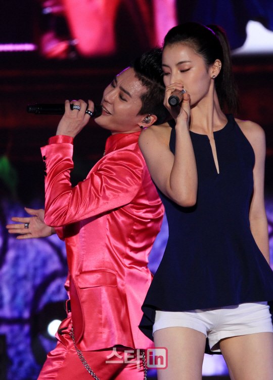 [포토]JYJ XIA 준수 '여성 댄스와 화끈한 무대' : 네이트 연예